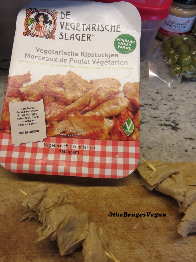 Vegan ‘chicken chunks’ with peanut sauce | The Bruges Vegan